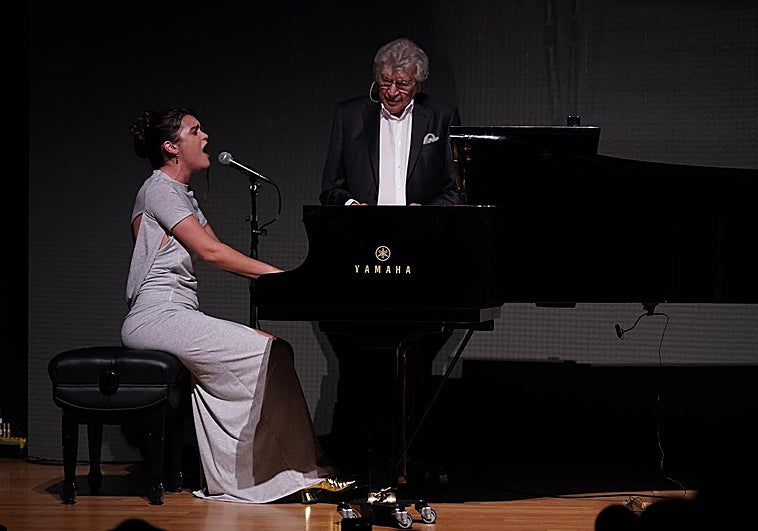 El emotivo momento que ha protagonizado Amaia en Bilbao junto a Manuel Alejandro | El Correo